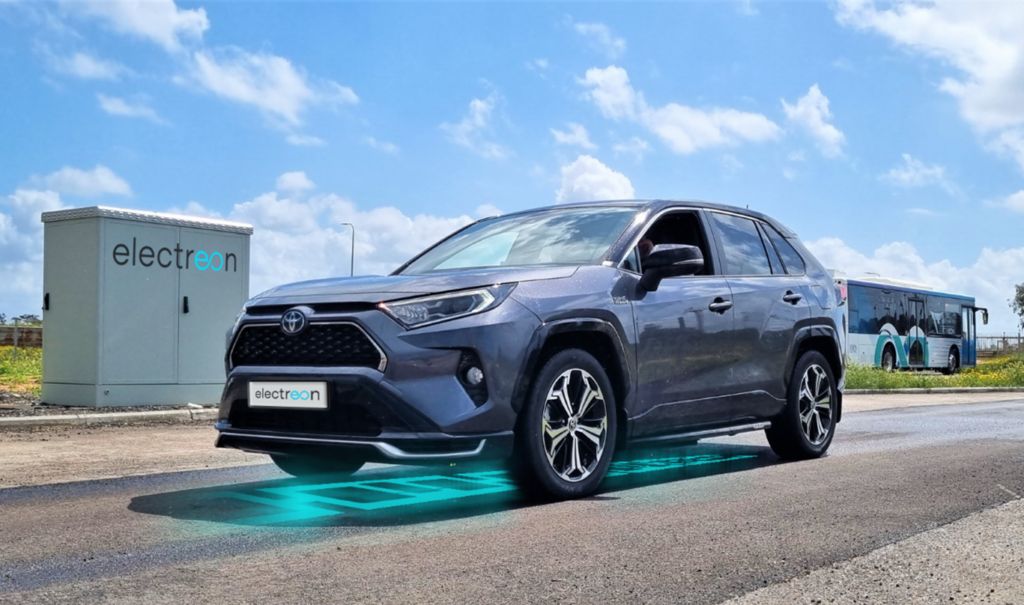 Electreon y este Toyota RAV4 llevan al extremo la carga por inducción