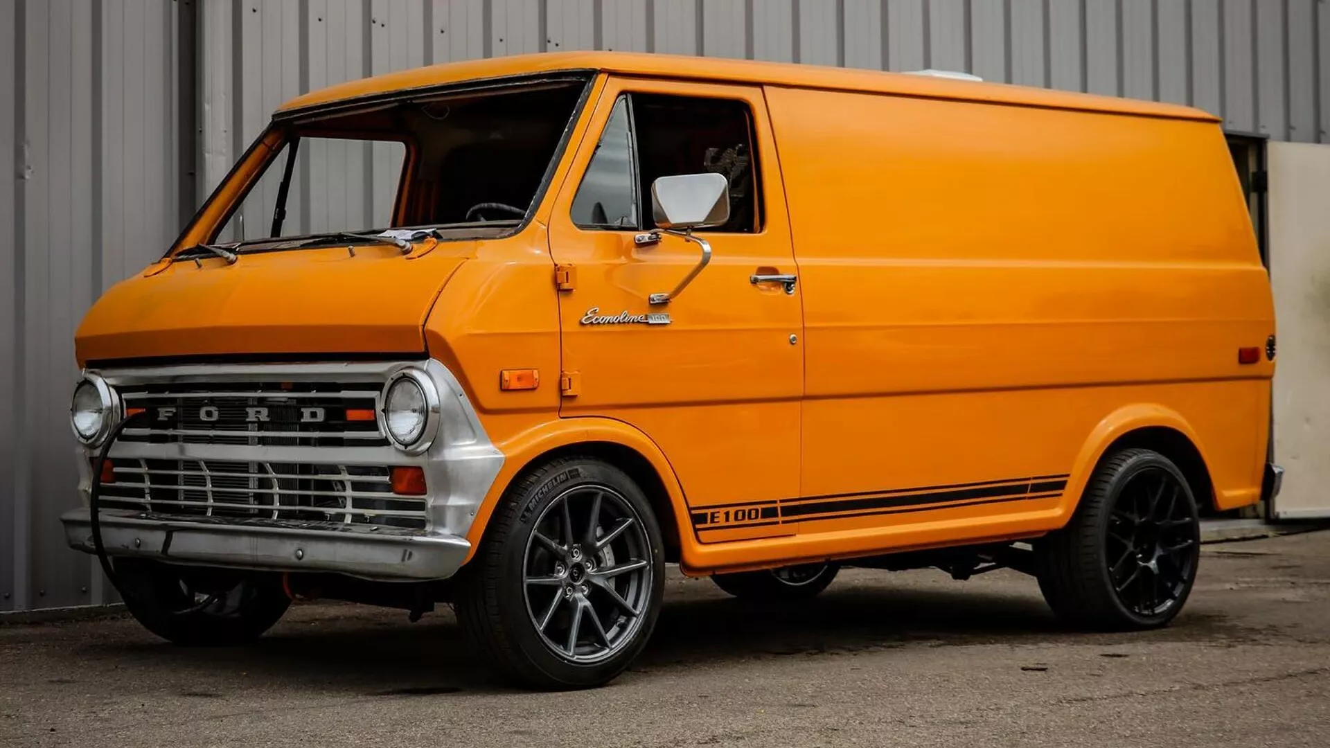 Un Tesla Model 3 se esconde bajo esta Ford E-100 Econoline