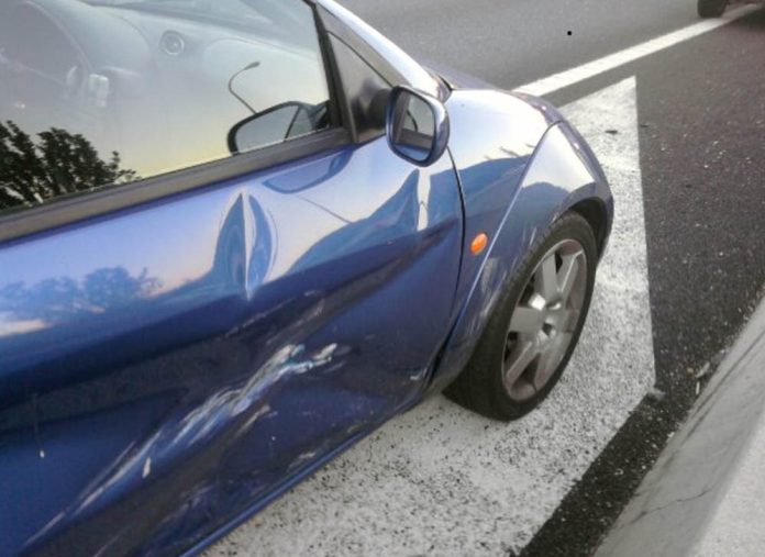 Así puedes reparar un golpe en tu coche sin pasar por el taller