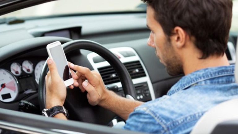 10 malos hábitos al conducir que debes evitar en la carretera